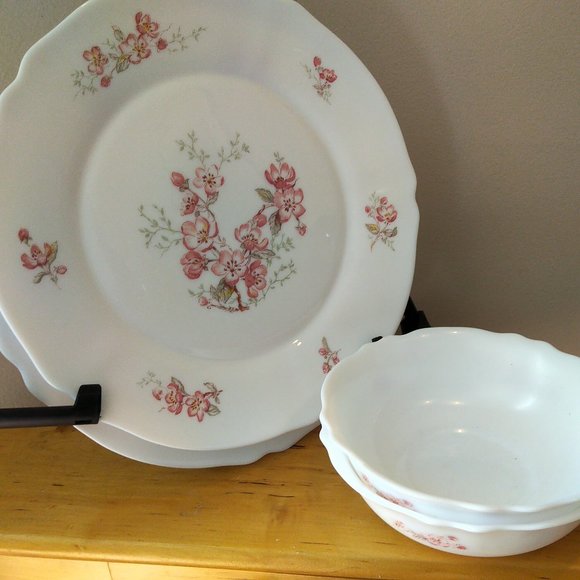 Arcopal | Dining | 97 4pc France Dining Milk Glass Arcopal Florentine ...
